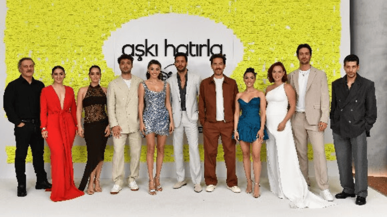 Hande Erçel ve Barış Arduç’lu “Aşkı Hatırla”nın Gala Gecesi Büyük İlgi ...