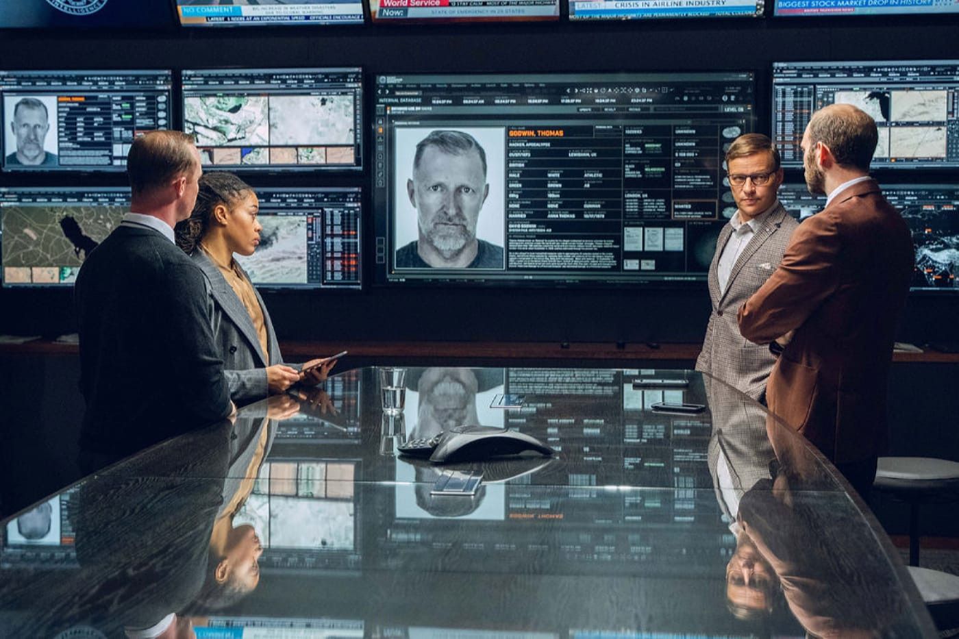 Last Light: Fotoğraf Tom Wlaschiha, Jim High isimlerini içeren 37 ...