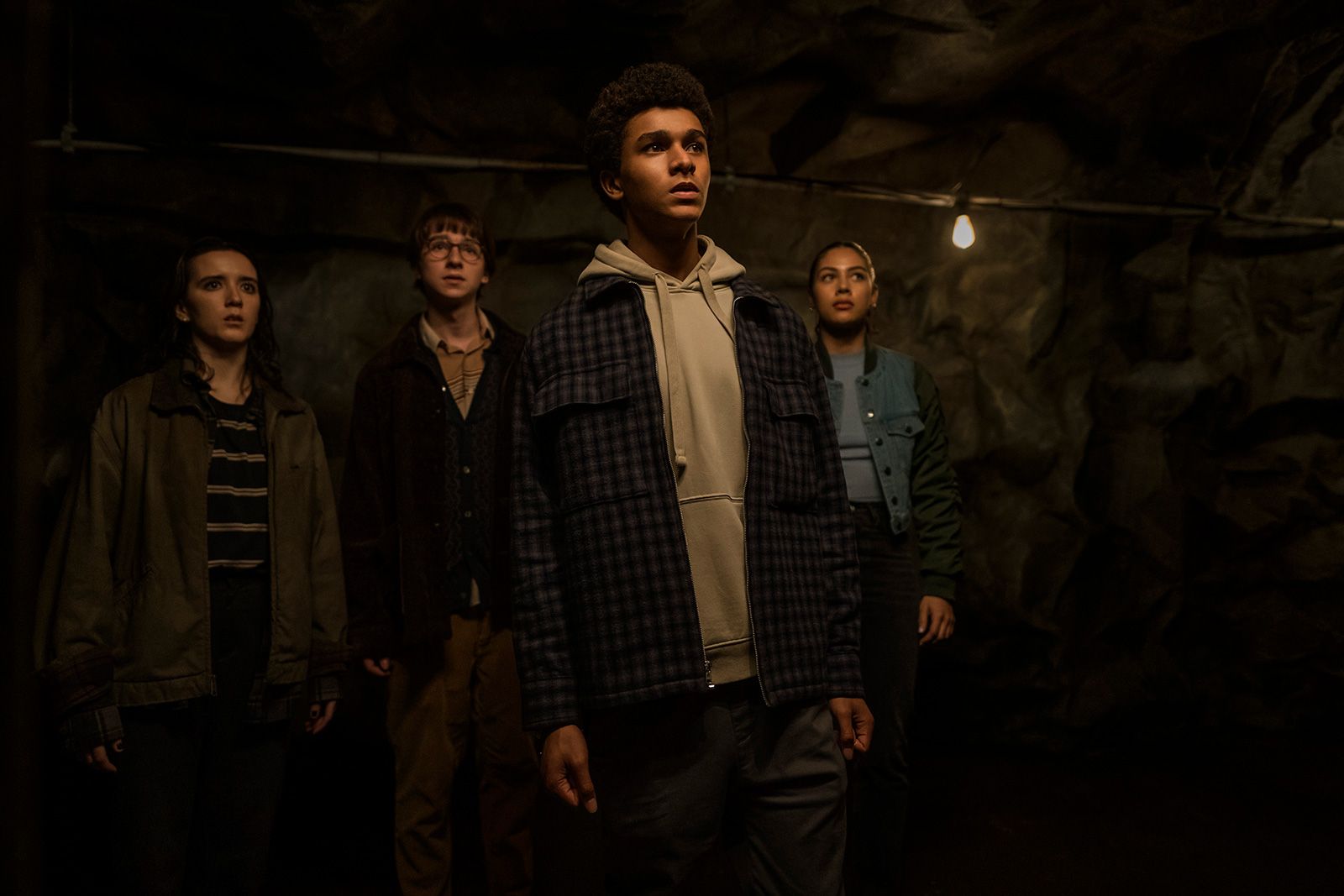 Shelter: Fotoğraf Jaden Michael, Adrian Greensmith isimlerini içeren 0 ...